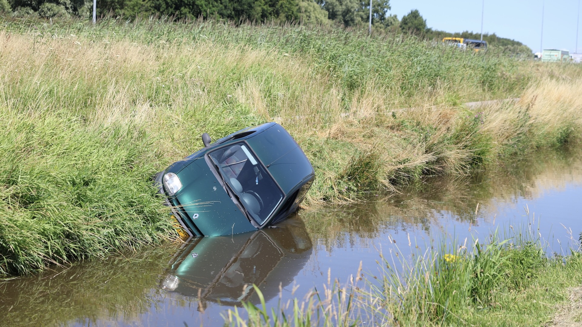 Laatste nieuws uit Leidschendam-Voorburg - Auto raakt te water aan ...